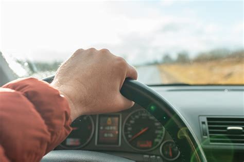 운전 자동차 도로 스티어링 휠에 남성 드라이버의 손 흐린 하늘 여행 배경 닫기 선택적 초점 봄 일몰 풍경 거리에 대한 스톡 사진 및 기타 이미지 Istock