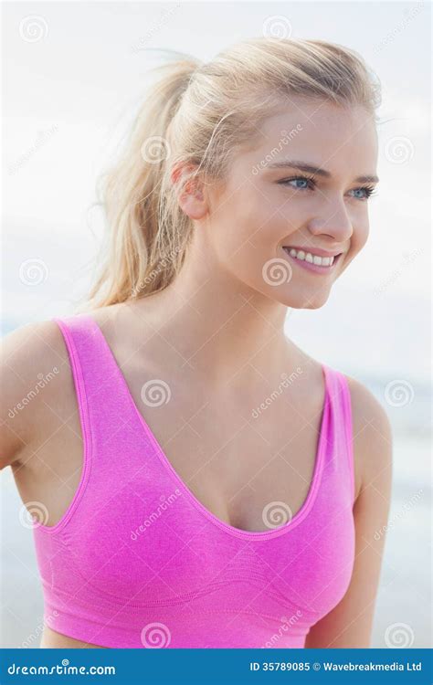 U Miechni Ta Zdrowa Kobieta W Menchiach Bawi Si Stanika Na Pla Y Obraz Stock Obraz Z O Onej Z