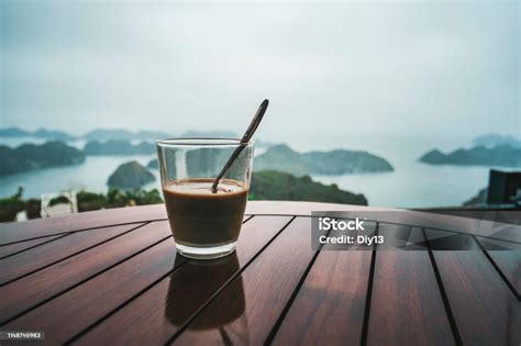 하롱 베트남만의 바다와 산으로 아름 다운 이국적인 풍경의 배경에 숟가락과 유리 컵에서 전통 베트남 커피 응축 된 우유 커피 갈색에 대한 스톡 사진 및 기타 이미지 Istock