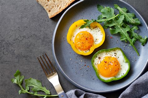 계란 후라이와 루꼴라를 곁들인 노란색과 녹색 고추 건강하고 맛있는 아침 식사의 개념 개념에 대한 스톡 사진 및 기타 이미지 개념 건강한 생활방식 건강한 식생활