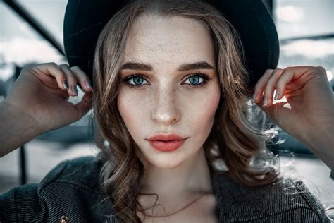 배경 화면 여자들 모자 얼굴 초상화 피사계 심도 파란 눈 1500x1001 Motta123 1207283