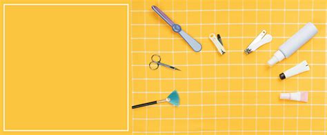 핸드 스파 장비와 노란색 배경에 넣어 손과 손톱에서 플랫 레이와 최소한의 스타일로 웹 배너 건강한 여성과 뷰티 트리트먼트 활동 0명에 대한 스톡 사진 및 기타 이미지