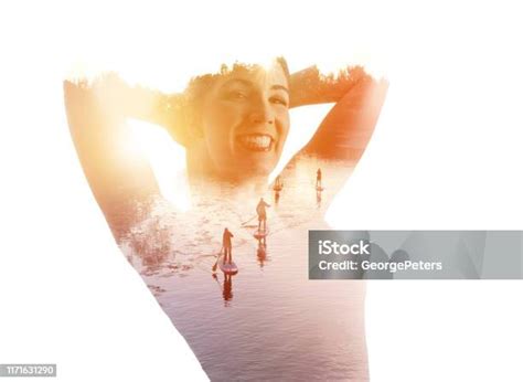 일몰에 호수에서 패들 보딩을 하는 사람들의 그룹의 여러 노출 여자에 대한 스톡 사진 및 기타 이미지 여자 다중 노출 미소 Istock