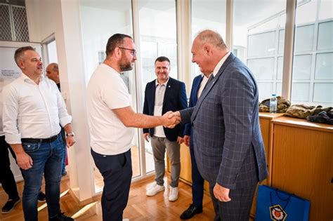 Министерот Тошковски во посета на џудо тренинг сесија на полициските специјалци во Центарот за