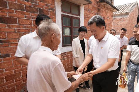 把党的关怀送到心坎上！坡头区领导开展“七一”慰问活动陈景泰黄哲辉南三镇