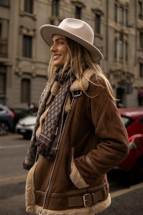 집 밖의 Ootd 갈색 갈색 톤 갈색과 베이지색 거리 사진 거리 스타일 거리 초상화 걷고 있는 겉옷 겨울 옷