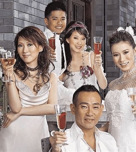 55岁林保怡与阳光型男用餐，当街自拍举止亲密，至今未婚感情成谜友人