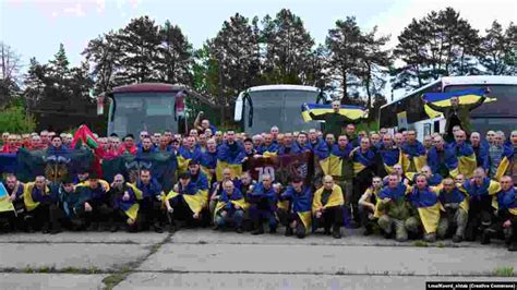 Перші емоції після повернення українських захисників з російського полону фоторепортаж