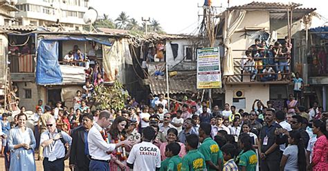 뭄바이 빈민가 찾은 영국 왕세손 부부