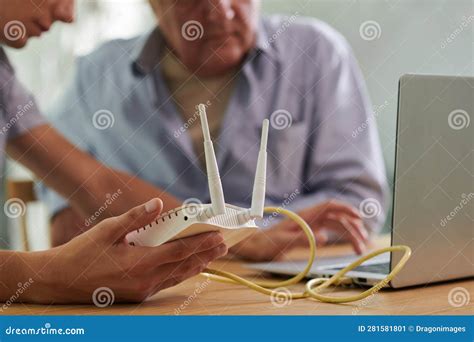 Hombre Joven Configurando Un Router Wifi Imagen De Archivo Imagen De Discuta Hombres