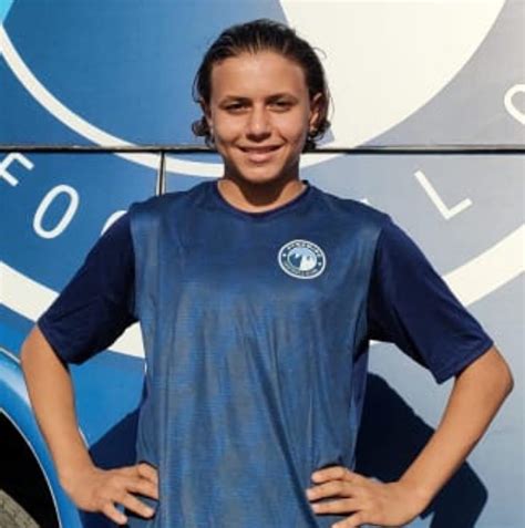 اللاعب احمد عزت