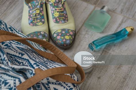 여성 세트 여성용 의류 신발 향수와 부 대 텍스트에 대 한 빈티지 배경 장소 개념 패션 그리고 메이크업입니다 0명에 대한 스톡 사진 및 기타 이미지 Istock