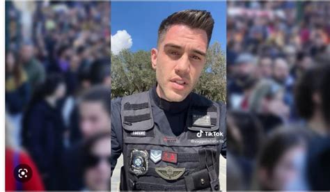 ΈΝΑΣ ΣΥΓΧΡΟΝΟΣ ΗΡΩΑΣ ΑΥΤΗ ΤΗΝ ΑΣΤΥΝΟΜΙΑ ΘΕΛΟΥΜΕ ΔΙΠΛΑ ΜΑΣ ΜΑΖΙ ΜΑΣ ΣΤΗ ΔΙΚΗ ΜΑΣ ΠΛΕΥΡΑ ΤΑ