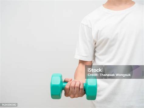 덤벨 녹색 망토 흰색 배경 자르기 샷 복사 공간을 들고있는 남자 건강한 생활방식에 대한 스톡 사진 및 기타 이미지 건강한