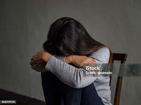 우울한 여자 집에서 어두운 방에서 자에 앉아 보여주는 외로운 슬픈 감정 개념입니다 건강관리와 의술에 대한 스톡 사진 및 기타