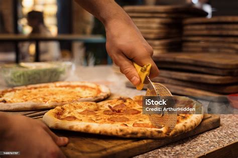 식욕을 돋우는 피자를 자르는 익명의 피자 셰프의 클로즈업 남성에 대한 스톡 사진 및 기타 이미지 남성 남자 남자들만 Istock