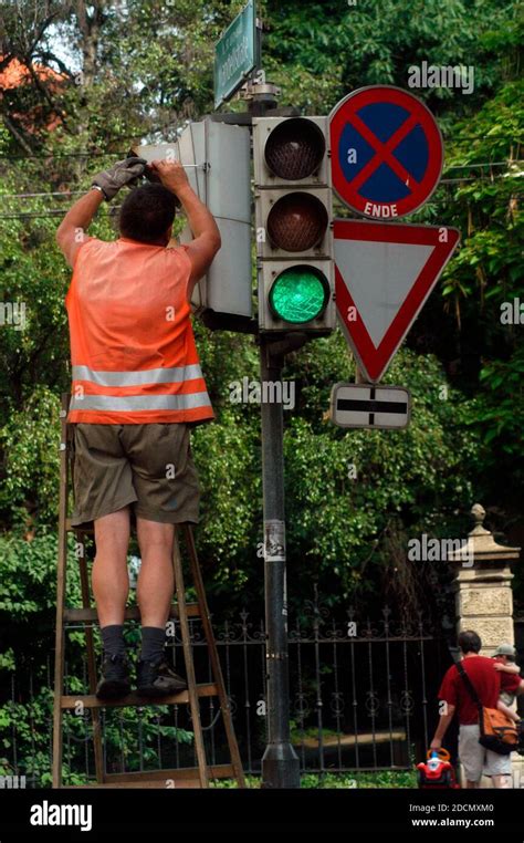 Traffic Signal Assembly At Billy Dendy Blog