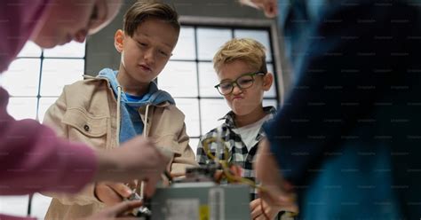 로봇 교실에서 전기 장난감과 로봇으로 프로젝트를 진행하는 교사와 함께하는 아이들 사진 Unsplash의 실험 이미지