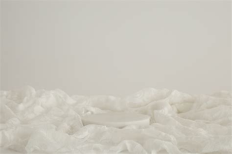 흰색 배경에 흰색 대리석 연단 제품 화장품 프리젠 테이션연단 창조적 인 조롱 미용 제품을 위한 받침대 또는 플랫폼 받침대에 대한