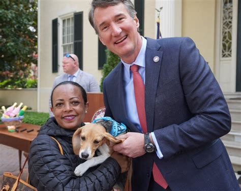 Liz Charboneau On Twitter Just Helping A Fellow Human Hold A Dog In A