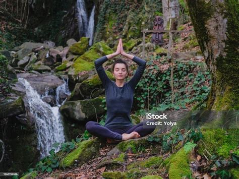 폭포의 배경에 이끼 숲에서 요가를 연습 젊은 슬림 여자 자연 개념과의 통일성 소녀 명상 앉아 요가에 대한 스톡 사진 및 기타 이미지 Istock