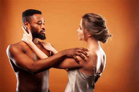 젊은 예쁜 커플 다양한 인종 함께 갈색 배경에 민감한 포즈 라이프 스타일 사람들 개념 안기에 대한 스톡 사진 및 기타 이미지 안기 커플 2명 Istock