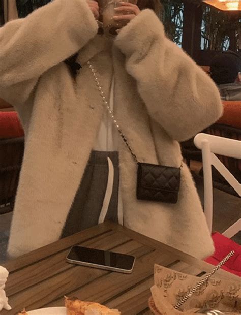 루어스룸 아이온 여성 겨울 카라넥 페이크퍼 에코퍼 밍크 무스탕 연말룩 퍼 경량 자켓 코트