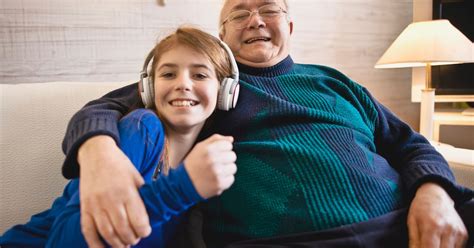 Wil Jij Samen Met Je Opa Of Oma Schitteren In Een Nieuwe Podcast Tubantia Zoekt Enthousiaste