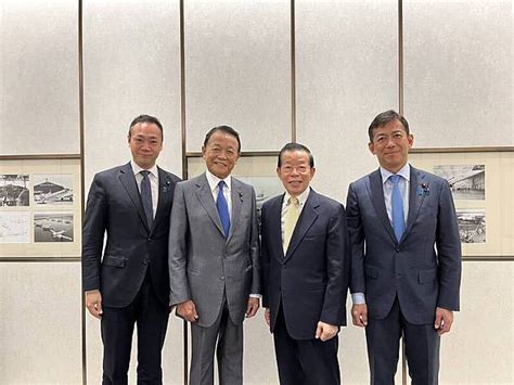 麻生太郎率團訪台 謝長廷送機 自由電子報 Line Today