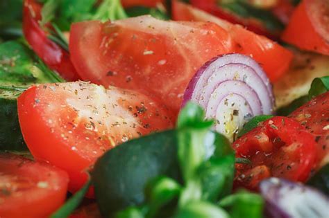 토마토 오이 양파와 신선한 야채 샐러드 치즈 야채 올리브 오일 빵 제공 0명에 대한 스톡 사진 및 기타 이미지 0명 Sulguni 건강관리와 의술 Istock