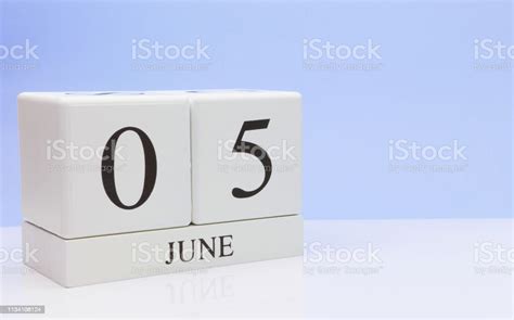6 월 05 일 5 월 밝은 파란색 배경으로 반사와 흰색 테이블에 매일 달력 여름 시간 텍스트의 빈 공간 0명에 대한 스톡 사진 및 기타 이미지 Istock