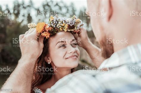 그의 매력적인 여자의 머리에 아름 다운 꽃의 Chaplet를 퍼 팅 남자 수염 사랑 강에 대한 스톡 사진 및 기타 이미지 강 경관 금발 머리 Istock
