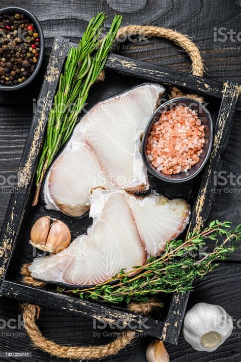허브가있는 나무 트레이에 상어 생선 스테이크 검은 색 나무 배경 맨 위 보기입니다 공간을 복사합니다 0명에 대한 스톡 사진 및 기타 이미지 Istock