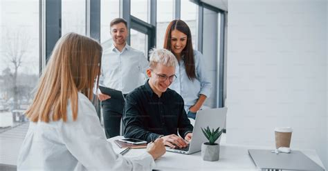 노트북으로 작업하고 사무실에서 실내에서 함께 의사 소통하는 긍정적인 젊은 팀 사진 Unsplash의 실내 이미지