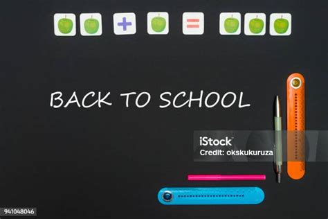 검은색에 학교로 다시 텍스트와 함께 공급 하는 편지지와 블랙 아트 테이블 0명에 대한 스톡 사진 및 기타 이미지 0명 개념