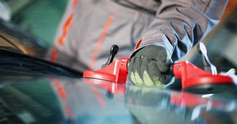 그의 작업장에서 유리를 바꾸는 정비사 손에 집중하십시오 사진 Unsplash의 보호 장갑 이미지