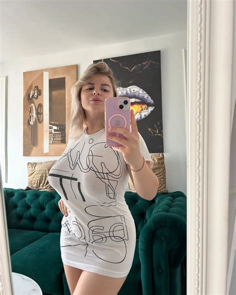 Sime Valentina Maria Added A New Photo Sime Valentina Maria