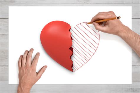 하얀 종이에 누워 있는 부서진 빨간 심장의 후반부연필로 책상 위에 있는 사람의 손에서 바라본다 반면에 대한 스톡 사진 및 기타 이미지 Istock