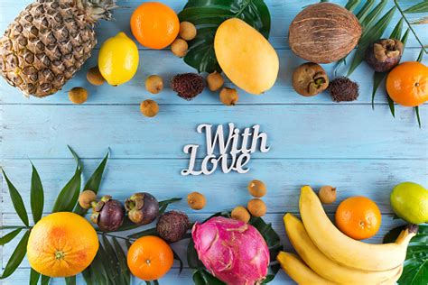 나무 배경에 야자수 잎에 잘 익은 육즙 열대 여름 계절 과일 휴가 건강한 라이프 스타일 슈퍼 푸드 감귤에 대한 스톡 사진 및 기타 이미지 Istock