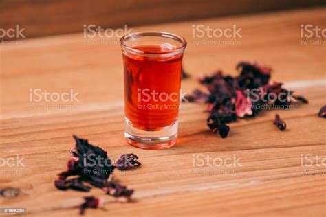 나무 테이블에 유리 머그잔에 뜨거운 붉은 히 비 스커 스 차 0명에 대한 스톡 사진 및 기타 이미지 0명 갈색 감기와 독감 Istock