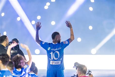 Neymars Fifa Karte Glänzt Am Himmel Während Der Unglaublichen Lichtshow Bei Der Enthüllung In Al