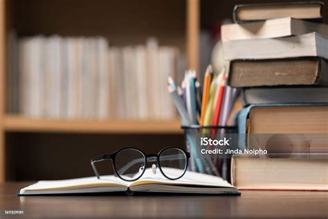 교육 학습 개념입니다 오래된 교과서가 펼쳐진 도서관의 책 독서 책상에 문학 텍스트 아카이브 더미 학교 학습 교실 배경의 책장 통로 0명에 대한 스톡 사진 및 기타 이미지