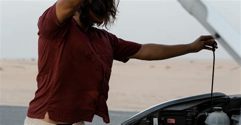 Diy 자동차 관리 검사하는 남자 고장 지원 교통 기계 작업 기계의 길가 남자 야외 너 스스로해라 더운 날씨