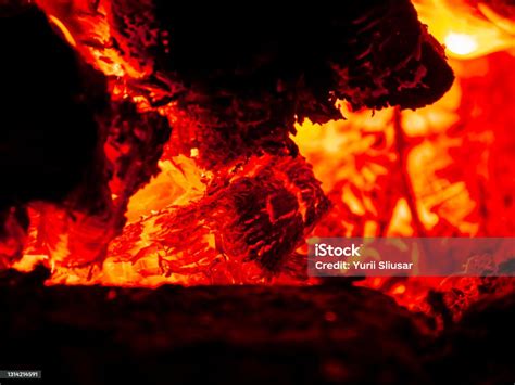 시골 오븐에서 불타는 장작 어둠 속에서 나무 난로의 붉은 불꽃 아늑한 따뜻한 벽난로 모닥불 밤에 연소 가정 생활에 대한 스톡 사진 및 기타 이미지 Istock