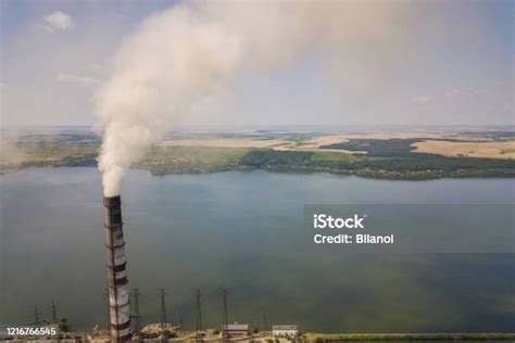 석탄 발전소에서 회색 연기와 높은 굴뚝 파이프의 공중 보기 화석 연료로 전기 생산 공장 산업 건물에 대한 스톡 사진 및 기타 이미지 공장 산업 건물 기후 묘사 독성