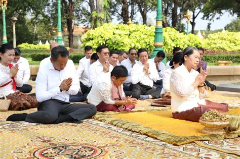 ឧបនាយករដ្ឋមន្ត្រី ម៉ែន សំអន និងមន្ត្រីរាជការកម្ពុជាប្រារព្ធកិច្ចបួងសួងសុំសេចក្តីសុខ