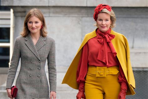 Koningin Mathilde En Prinses Elisabeth Delen Kiekjes Vanuit Egypte