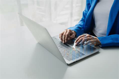 사업의 재정 및 매출 관리 매출 및 목표 홀로그램 표시 성장을 위한 매출 계획 매출 관리 수익 창출을 위한 사업 운영 전략 수립 Brand Name Smart Phone에