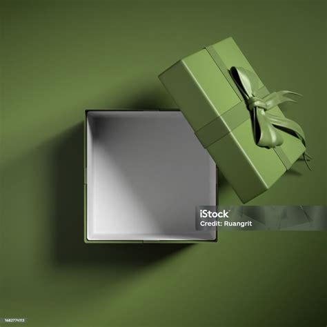 녹색 리본이 있는 선물 상자 또는 선물 상자를 열고 그림자가 있는 녹색 배경에 활을 쏜 위쪽 모습 상자에 대한 스톡 사진 및 기타 이미지 Istock