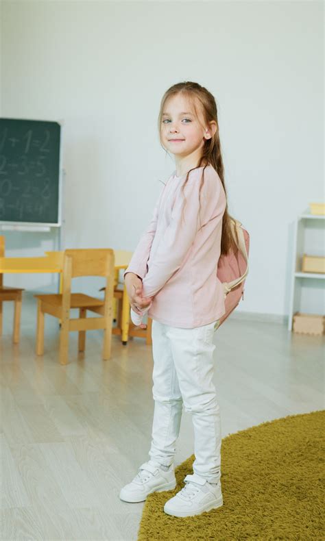 Mädchen Schämt Sich Für Behinderten Neuen Stiefbruder Bis Die Klasse